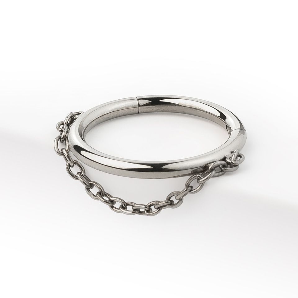 Hænglset ring af titanium med kæde